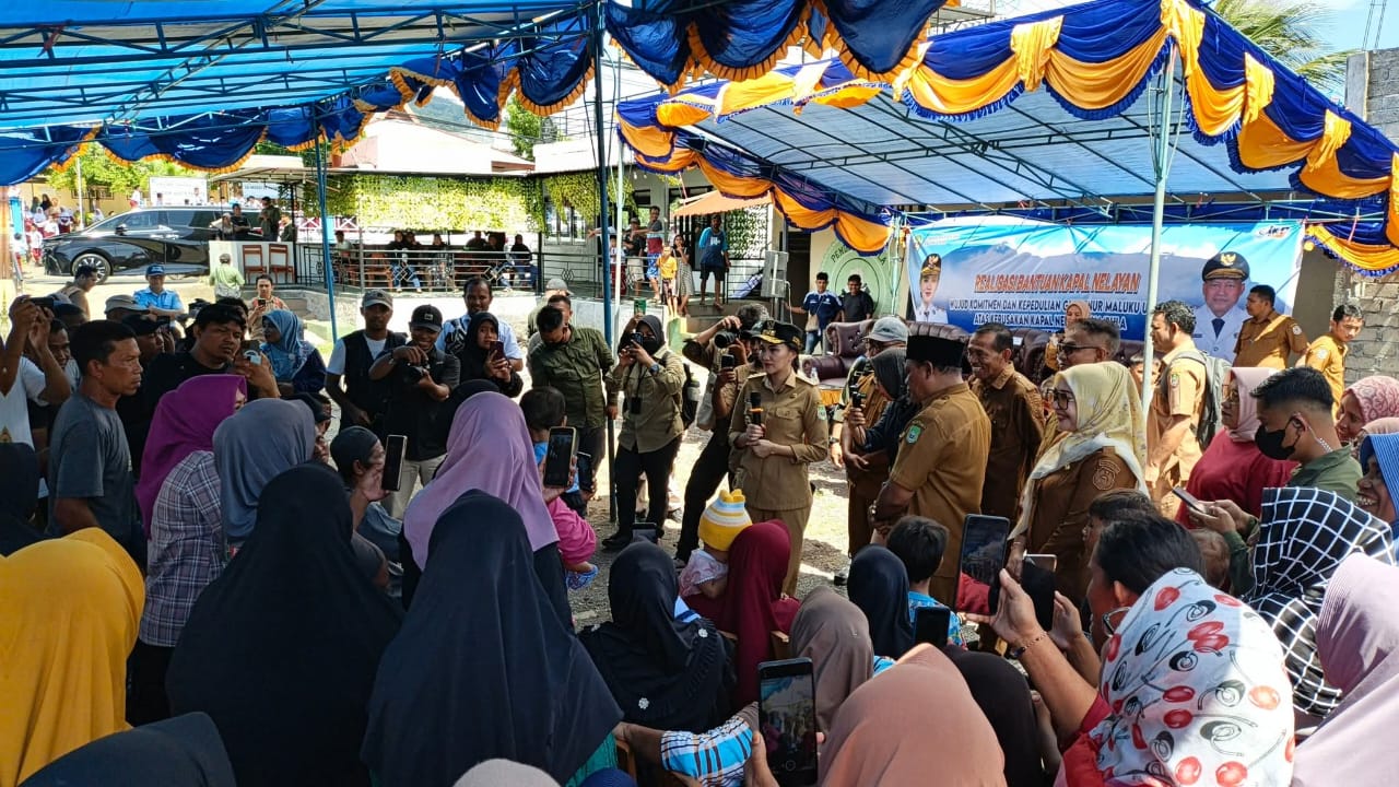 Serahkan 10 Armada Tangkap untuk Nelayan Jambula, Gubernur Sherly Janji ...